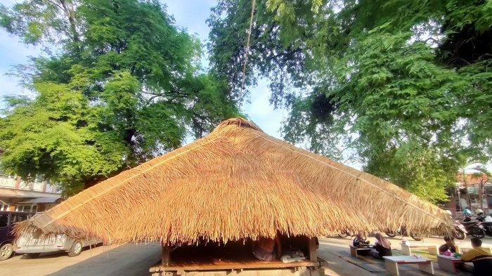 Mengenal Bale Panjang Desa Sarabau Cirebon, Peninggalan Berharga ...