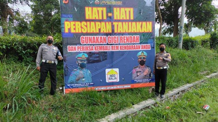 Rawan Kecelakaan Lalu Lintas, Polisi Pasang Baliho Imbauan di Tanjakan Emen Subang - Tribunjabar.id