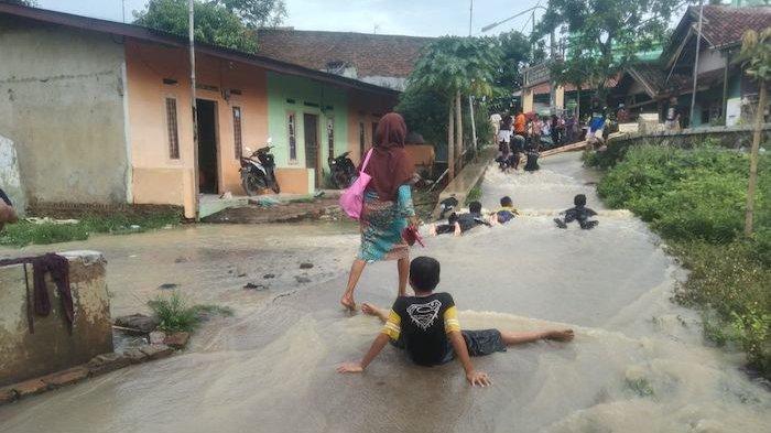 Sungai Cipunagara Meluap, Warga Pamanukan, Subang, Waswas Banjir, Warga ...