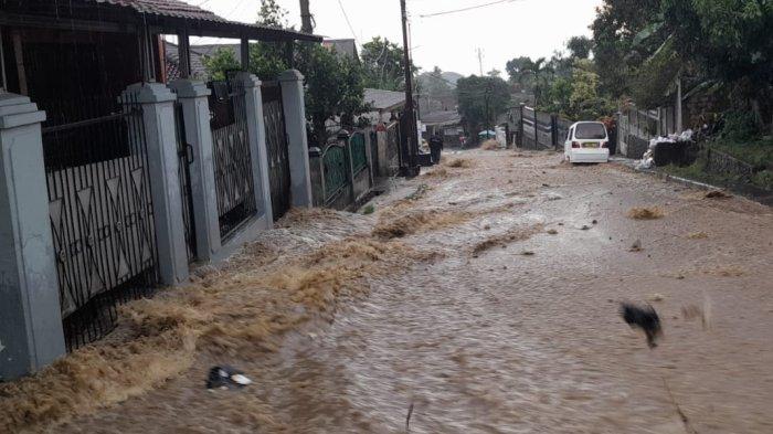 Hujan Deras, Jalan di Kabandungan Sukabumi Jadi Selokan Air Akibat ...