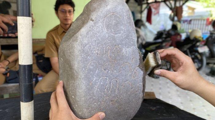 Cerita Oncom Temukan Batu Misterius Bertuliskan Aksara Kuno di Sekitar ...