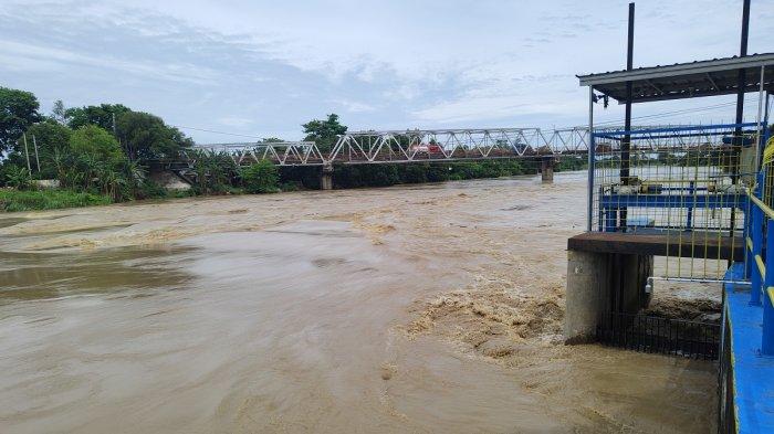 WASPADA, Debit Air Sungai Cimanuk Melonjak Sejak Tadi Malam, Belum Ada ...