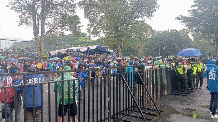 Meski Hujan Mengguyur, Semangat Bobotoh Tak Surut untuk Menyambut Tim ... Meski Hujan Mengguyur, Semangat Bobotoh Tak Surut untuk Menyambut Tim ...