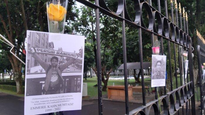 Anak Muda Bandung Berduka, Ikat Mawar & Foto Eril di Gerbang Pakuan ...