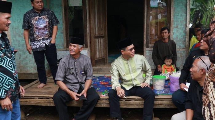 Sambil Duduk di Tepas Rumah, Bincang Santai dan Kedekatan Bupati ...