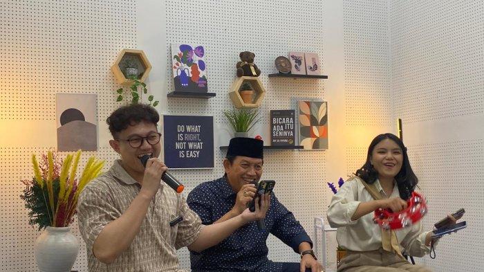 Cagub Jabar Acep Adang Ruhiat, Tunjukkan Kemampuan Bernyanyi Saat Live ...