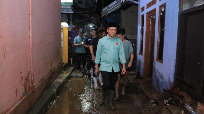 Gercep Tinjau Korban Banjir di Baleendah dan Solokanjeruk, Dadang Supriatna Blusukan Malam-malam ...