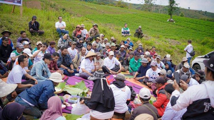 Gaya Helmi Budiman Kampanye di Cikajang Garut, Duduk Sambil Botram ...
