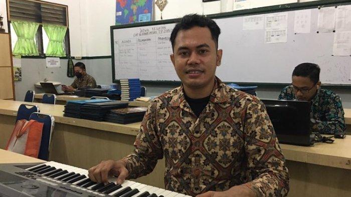 Kisah Tri Adinata, Awalnya Cover Lagu Bareng Muridnya, Kini Didatangi Alan Walker, Siap-siap ...