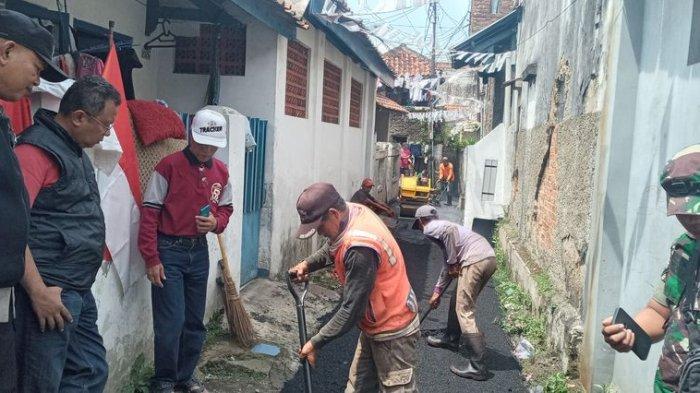 Warga Cibadak Bandung Bahagia, Jalan di Gang Sempit Kini Mulus Setelah ...