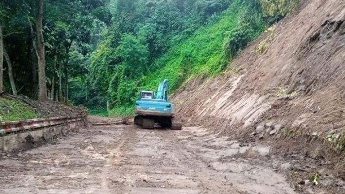 Tertutup Longsor Satu Pekan, Akhirnya Ruas Jalan Cipatat-Saguling Terbuka Meski Kondisinya Licin ...