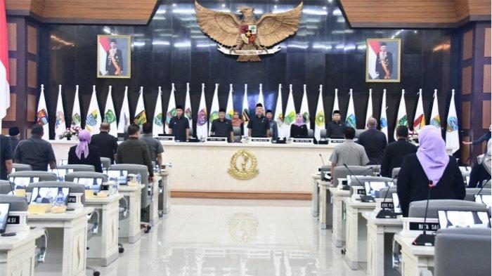 DPRD Jabar Gelar Rapat Paripurna Penyampaian Pandangan Umum Fraksi dan Penjelasan Pengusul ...