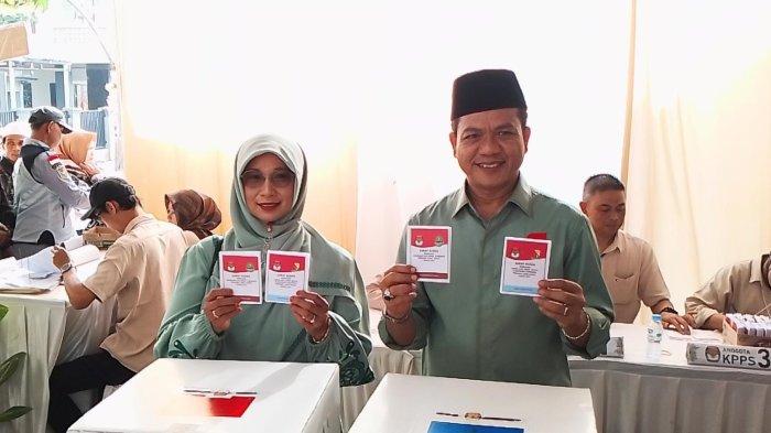 Nyoblos Pagi Hari di TPS 20 Bojongsoang Bandung, Dadang Supriatna Plong ...