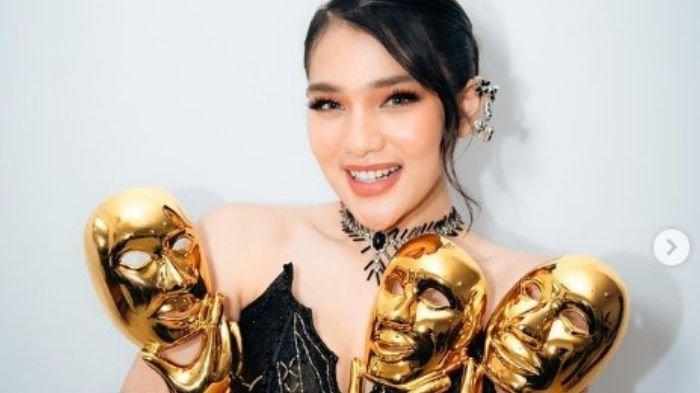 Daftar Lengkap Pemenang Indonesian Movie Actors Awards 2024, Davina Karamoy Borong 3 Piala ...