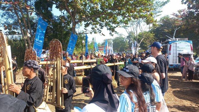 Bule Peserta Event Surfing Cimaja Sukabumi Dibuat Takjub Lihat Dogdog ...