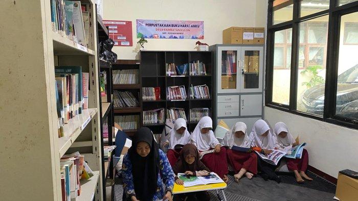 Tingkatkan Kesadaran Literasi, Dosen Polindra Bantu Kembangkan ...