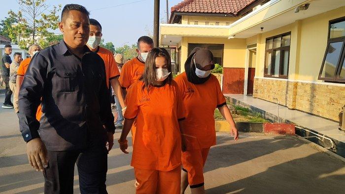 Dua IRT Indramayu Terlibat Jaringan Narkoba, Ikut Digelandang Polisi Bersama Belasan Tersangka ...