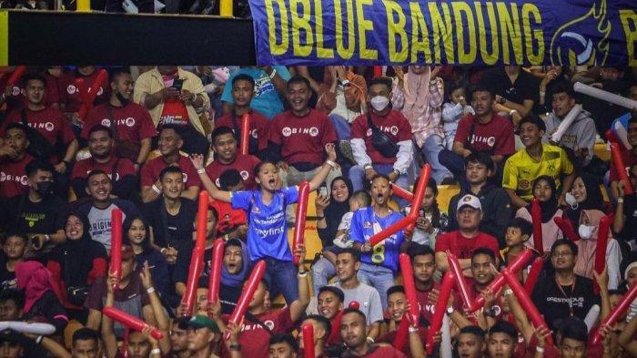 Epiknya Dukungan D'Blue, Suporter Bandung BJB Tandamata di Tengah ...