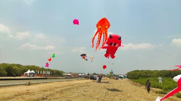 Ada Oktopus Berukuran 25 Meter di Festival Layang-layang Internasional ...