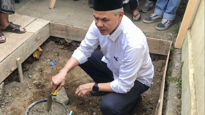 Ganjar Pranowo Mengaduk Semen di Tasikmalaya, Ratusan Muda-mudi ...