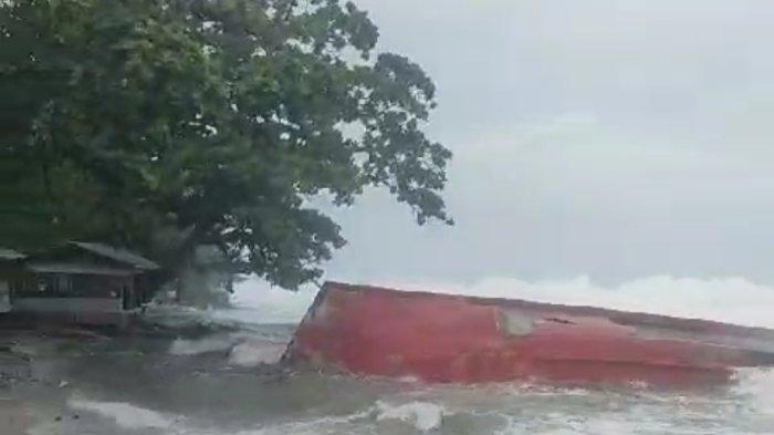 Cuaca Buruk, Perahu Nelayan dan Warung di Pantai Selatan Garut Dihantam Gelombang Tinggi ...