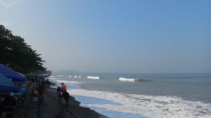 Tinggi Ombak 4 Meter, Wisatawan di Pantai Sukabumi Diminta Hati-hati,Jangan Renang di Area ...