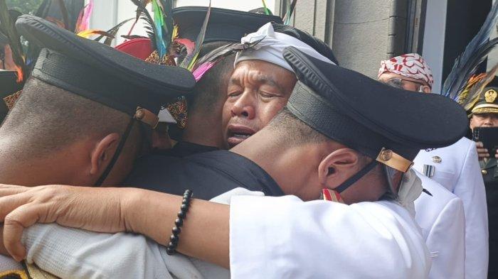Peluk Para Peserta Pendidikan Berkarakter, Tangis Dedi Mulyadi Pecah di Hari Kebangkitan ...