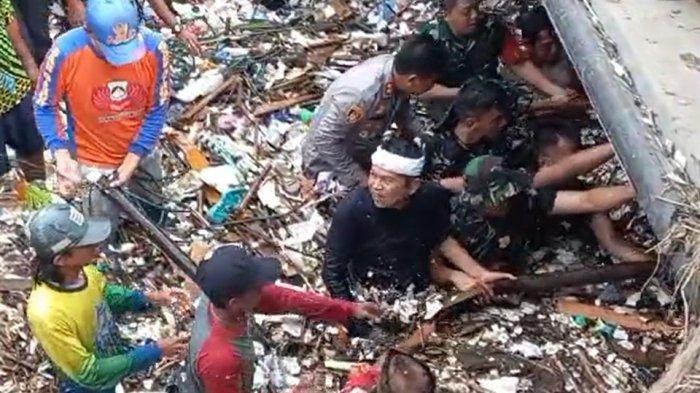 Dedi Mulyadi Tak Risih Angkat Dalaman Hingga Kasur Saat Terjun Bersihkan Sampah Sungai di ...