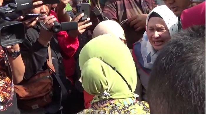 VIDEO Guru SLB Menangis Kejer Tiba-tiba Mensos Risma Sujud di Kakinya ...