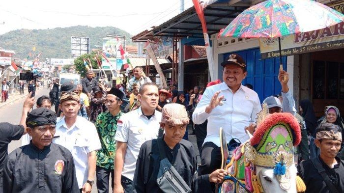 Hadiah Ulang Tahun Kecamatan Wado ke-75, Bupati Sumedang Janji Tata ...
