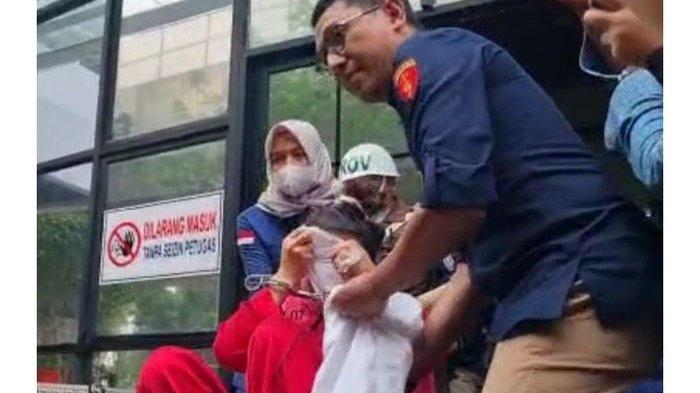 Wanita Emas Meronta-ronta Bilang Sakit Saat Akan Dijebloskan ke Penjara, Ditetapkan Jadi ...