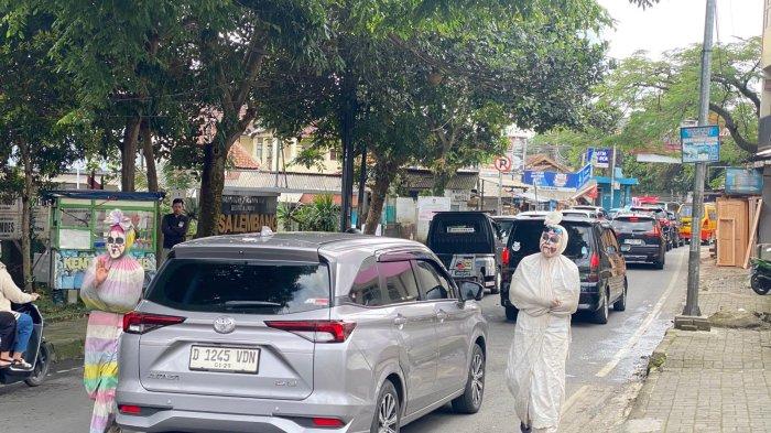 'Pocong-pocong' Cari Cuan di Tengah Kemacetan Lembang Bandung Barat ...