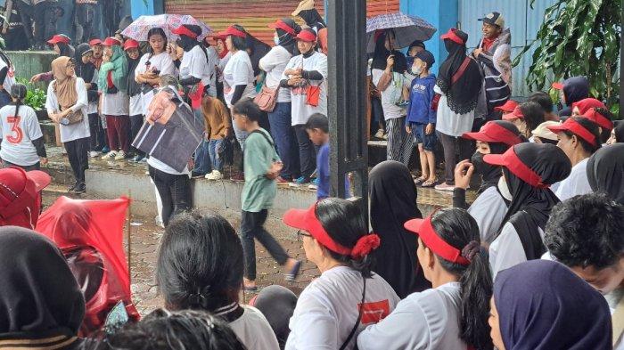 Hujan Deras di Lapangan Tegallega Kota Bandung tak Patahkan Semangat ...