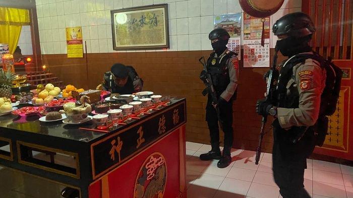 Jelang Ibadah Imlek, Polres Majalengka Sterilisasi Kelenteng Hok Tek ...