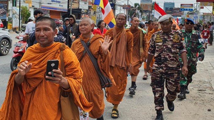 Warga Padati Jalur Pantura Cirebon, Sambut 32 Biksu yang Berjalan Kaki ...