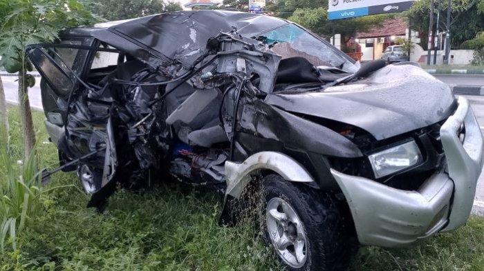 BREAKING NEWS: Isuzu Panther 2 Kali Tabrak Pohon, Lalu Terjun ke Sungai di Indramayu, 2 Orang ...