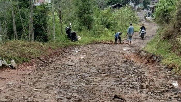 Pak Jokowi Lihatlah Jalan Takokak-Kadupandak Cianjur! Sudah Puluhan Tahun Hancur Tak Diperbaiki ...