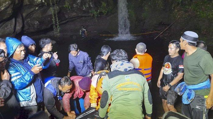 Peziarah Pasir Karuhun yang Terbawa Pusaran Arus Curug Cimedang ...