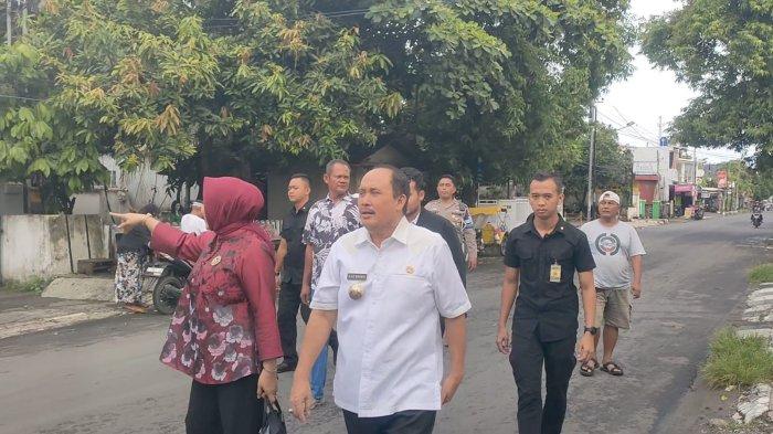 Gunakan Pakaian Dinas Bupati, Jeje Wiradinata dan Keluarga Berjalan ...