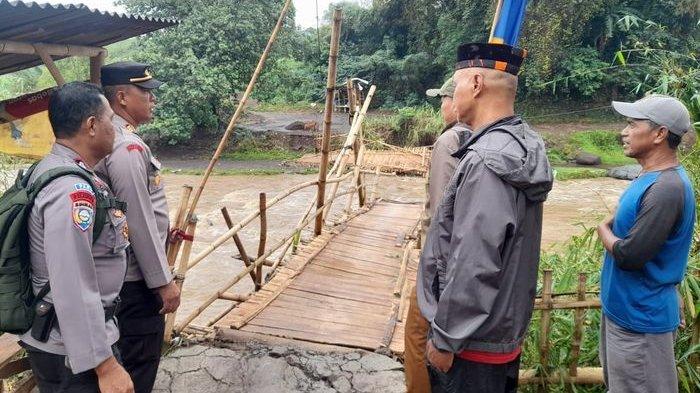 Jembatan Penghubung Dua Desa di Pacet Kabupaten Bandung Putus, Aktivitas Warga Terganggu ...