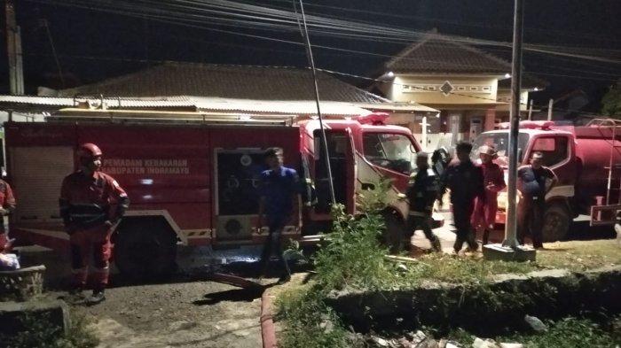 2 Unit Mobil Pemadam Dikerahkan Padamkan Rumah yang Terbakar di Indramayu, Api Berasal dari ...