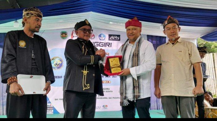 Kakang Prabu 'Nginstrenan' Ilham Habibie Jadi Budayawan Sunda: Dinilai ...