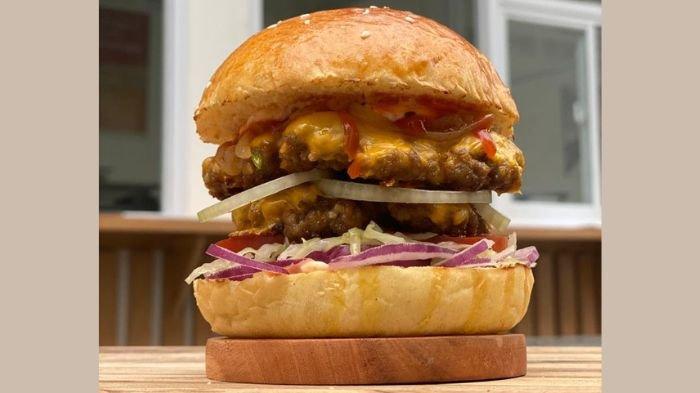 Nongkrong di Kalav Burger & Platter Bekasi Bisa Bikin Burger Mix and ...