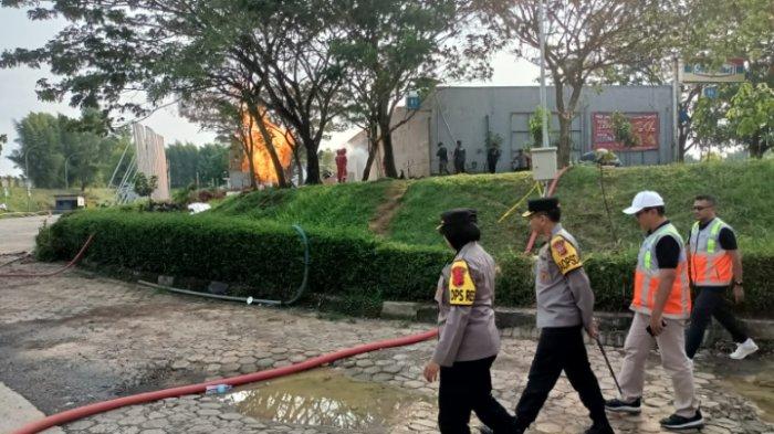 Tangani Semburan Api di Rest Area Km 86 Tol Cipali, Polres Subang & Tim ...