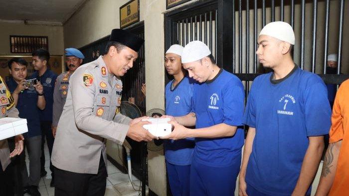 Ketika Polisi Cirebon Rangkul Narapidana dalam Halalbihalal, Kapolres ...