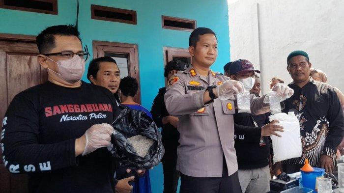 Polres Karawang Grebek Rumah Pabrik Ganja Sintetis, Ternyata Dikelola ... Polres Karawang Grebek Rumah Pabrik Ganja Sintetis, Ternyata Dikelola ...
