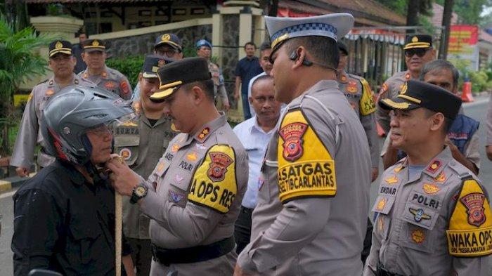 Hari Pertama Operasi Keselamatan Lodaya 2025: Kapolres Subang AKBP Ariek Bagikan Helm Gratis ...