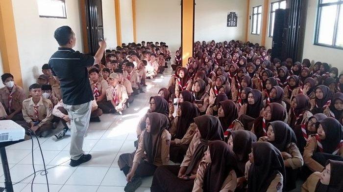 Kasat Narkoba Polres Subang Sosialisasikan Bahaya Narkoba ke Sekolah: Mari Kita Sama-sama Jauhi ...