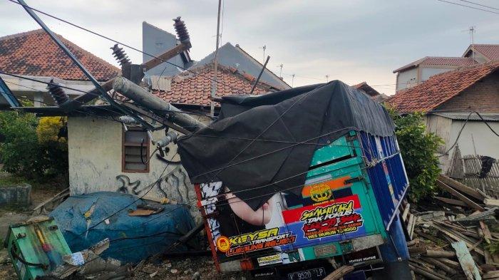 Kecelakaan di Jalur Pantura Indramayu, Truk Colt Diesel Tabrak Rumah Warga dan Tiang Listrik ...