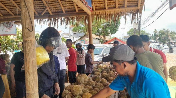 Jek Deni, Tiktoker Asal Ciamis Diserbu Penggemar Saat Datang ke Kedai ...